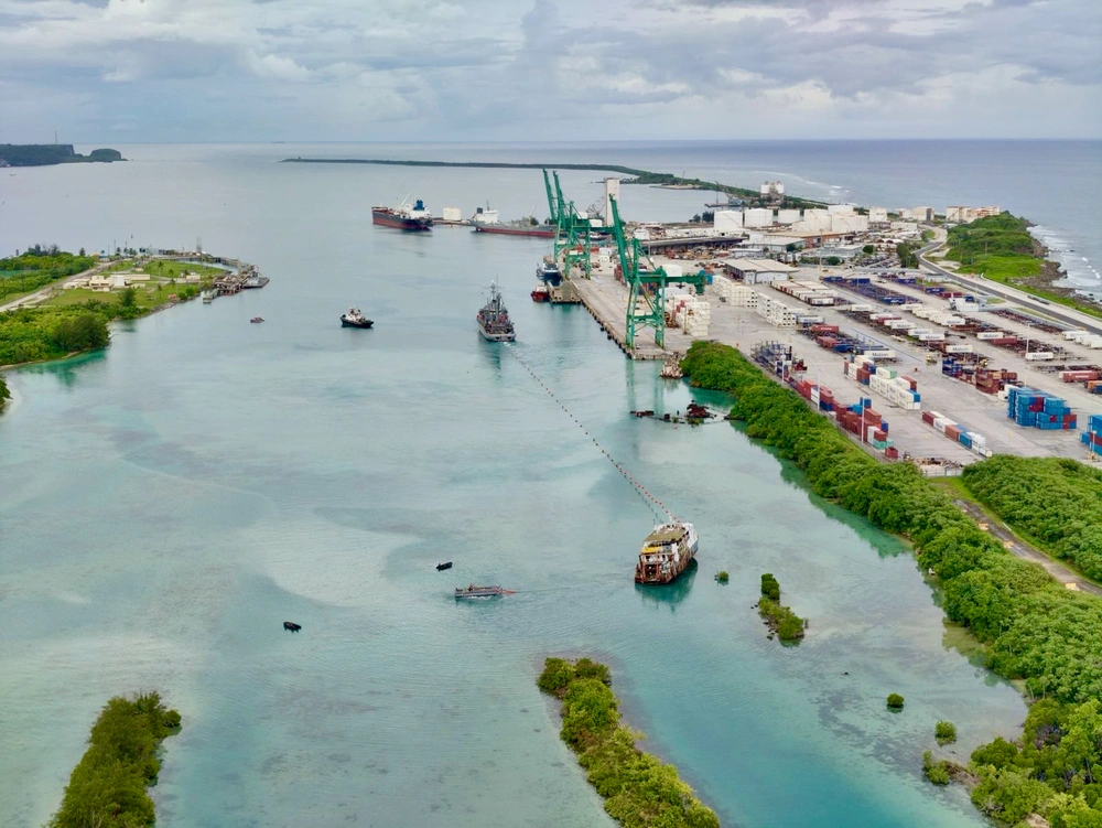 DVIDS - Images - U.S. Navy, U.S. Coast Guard, Port of Guam refloat ...