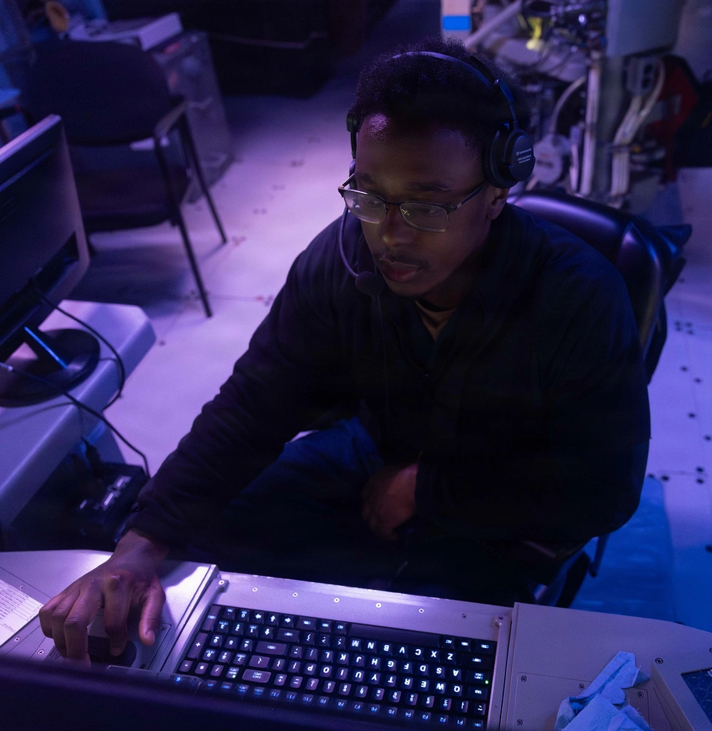 DVIDS - Images - USS Rafael Peralta (DDG 115) CIC [Image 4 of 10]