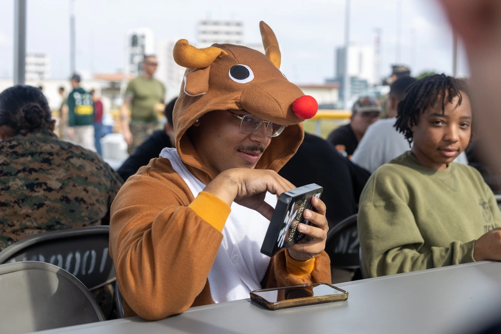 DVIDS - Images - CLR-37 Hosts End-of-Year Holiday Party [Image 7 of 9]