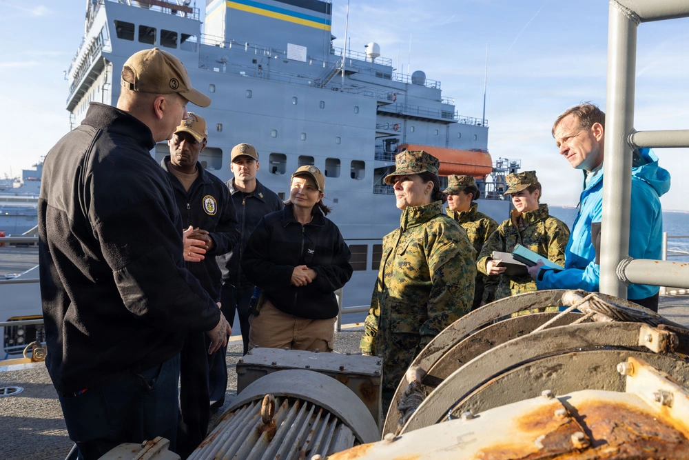 DVIDS - Images - MARFORCOM Commander Visits USS Kearsarge [Image 1 of 3]