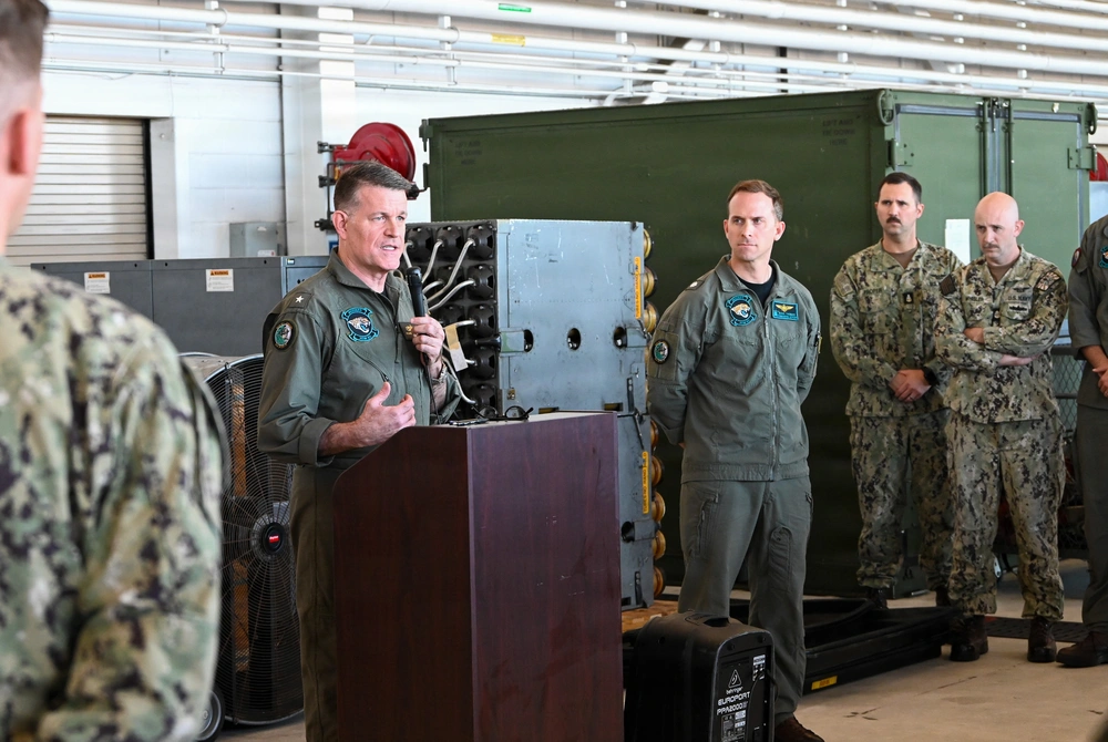 DVIDS - Images - ACNR, FORCM visit HSM-60, VR-62 [Image 1 of 4]