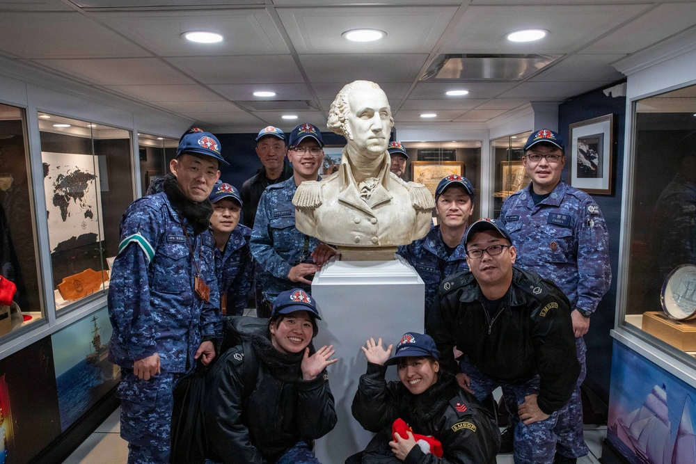 DVIDS - Images - George Washington Exchanges Gifts With JS Izumo [Image ...