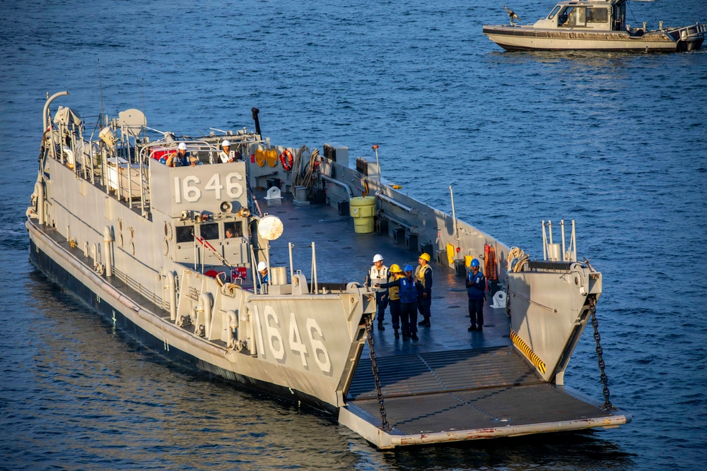 DVIDS - Images - Makin Island Conducts Stern Gate Marriage [Image 1 of 7]