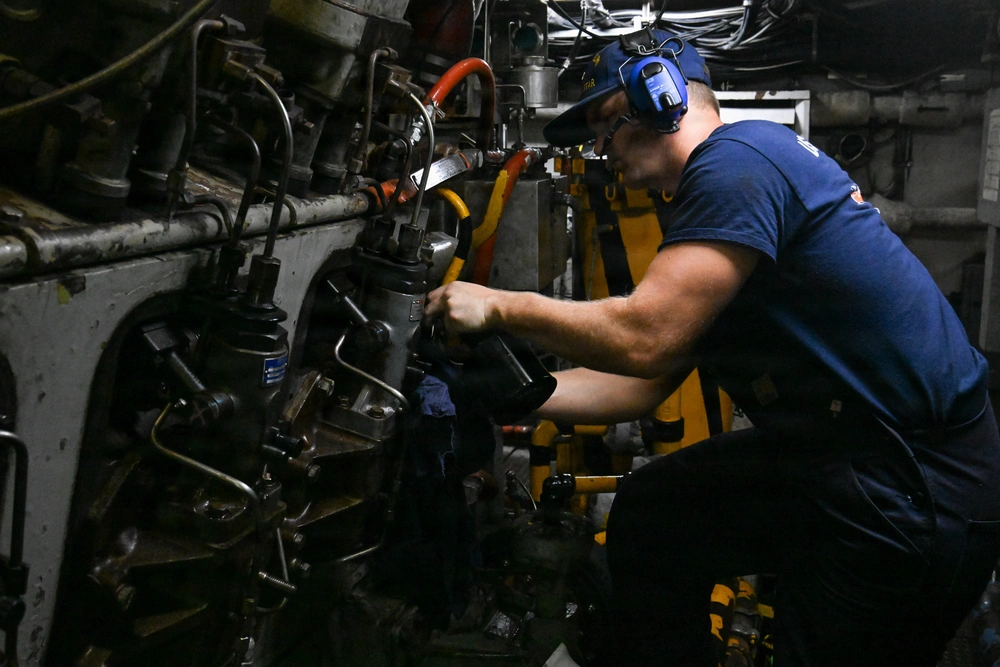DVIDS - Images - USCGC Polar Star (WAGB 10) main propulsion crew ...