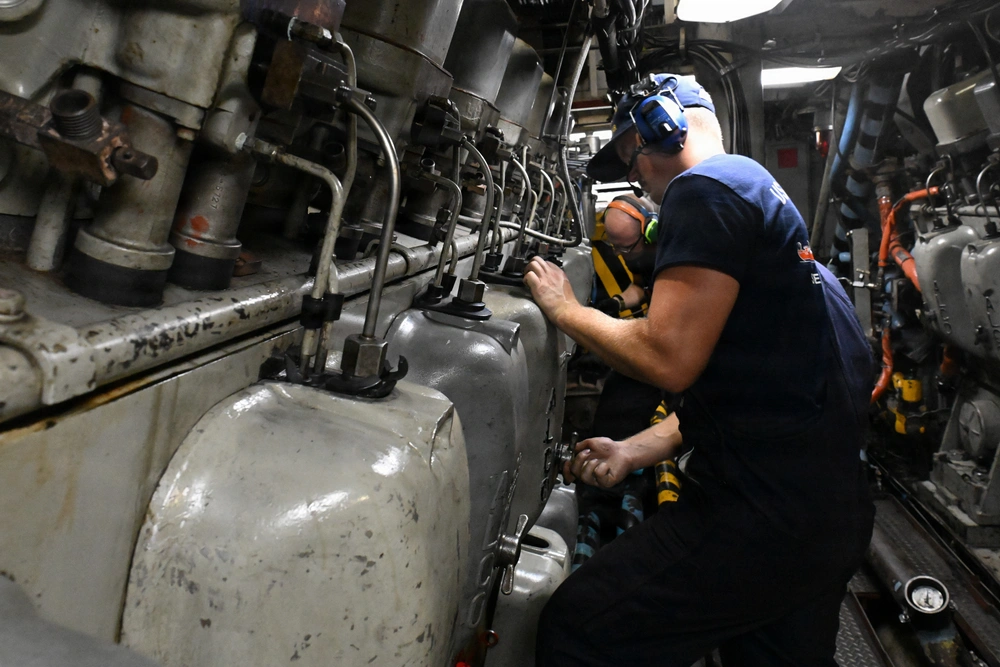 DVIDS - Images - USCGC Polar Star (WAGB 10) main propulsion crew ...