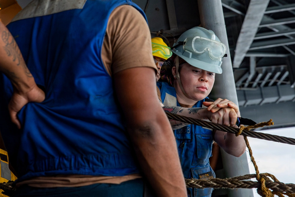 DVIDS - Images - Abraham Lincoln conducts a fueling-at-sea with Henry J ...