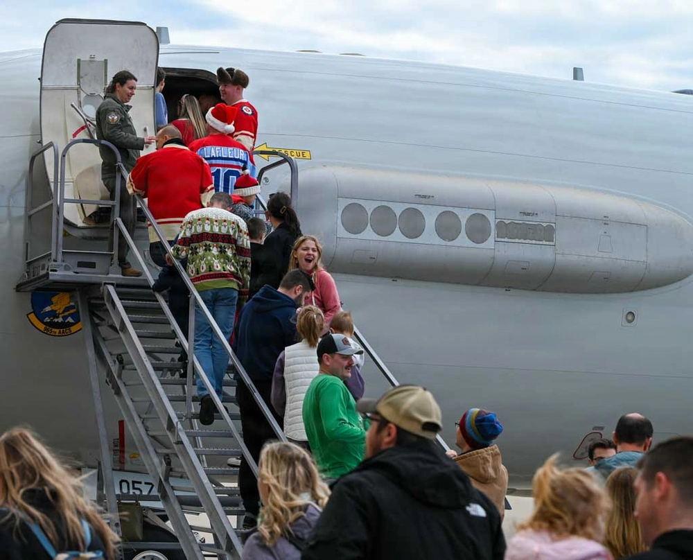 DVIDS - Images - 552 ACW Children's Holiday Party [Image 16 of 32]