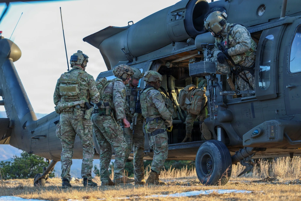 DVIDS - Images - 2-2 AHB Conducts Joint Fast-Rope Air Assault Training ...
