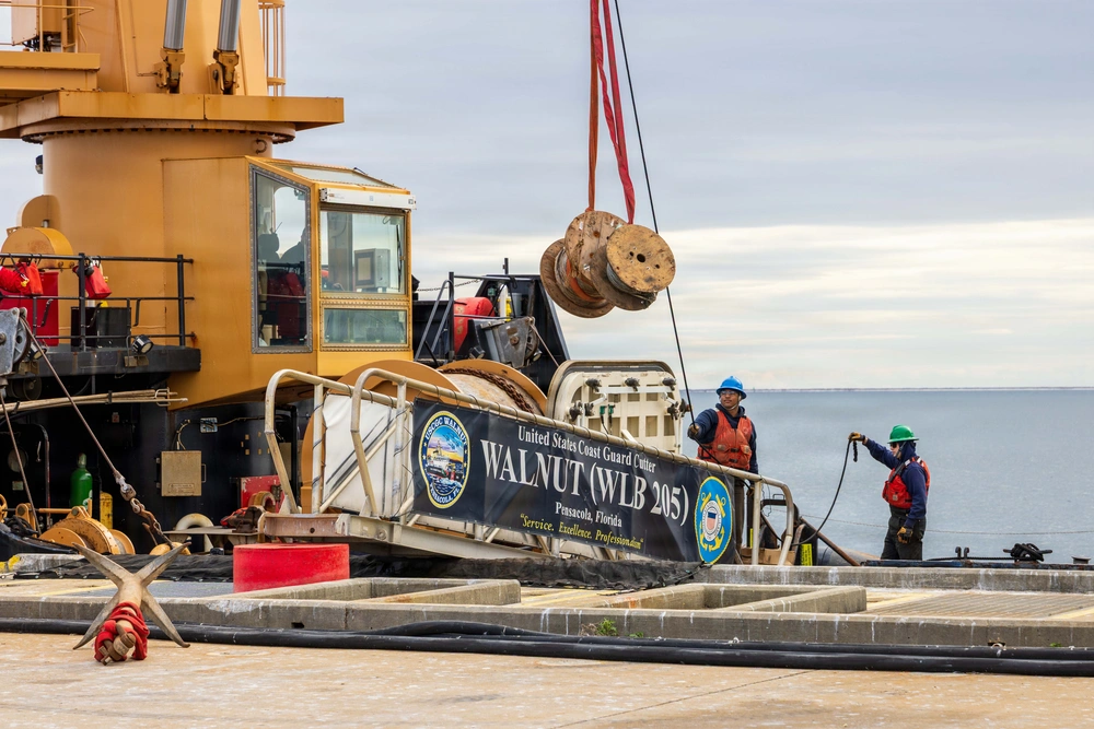 DVIDS - Images - USCGC Walnut Offloads Equipment at NAS Pensacola ...