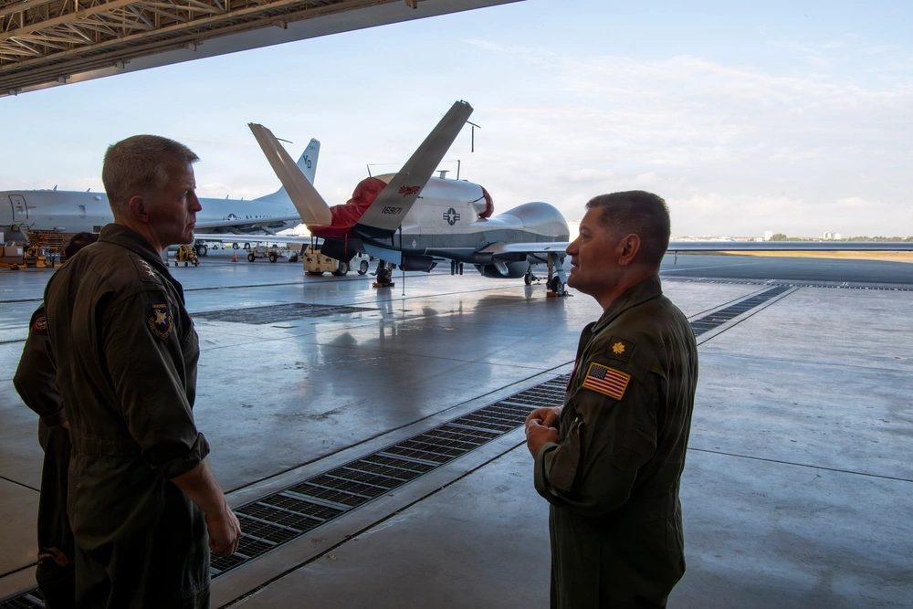DVIDS - Images - Commander, U.S. 7th Fleet visits Kadena [Image 1 of 3]