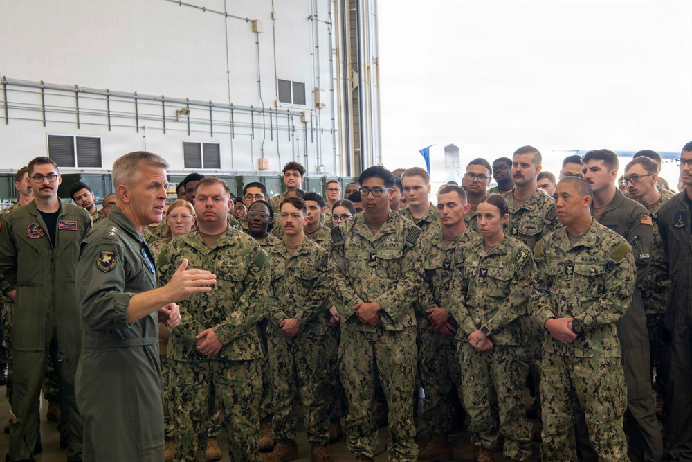 DVIDS - Images - Commander, U.S. 7th Fleet visits Kadena [Image 3 of 3]