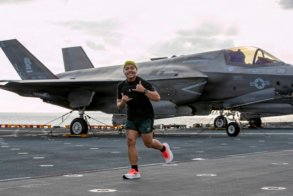 DVIDS - Images - Sailors and Marines Run on the Flight Deck Aboard USS ...