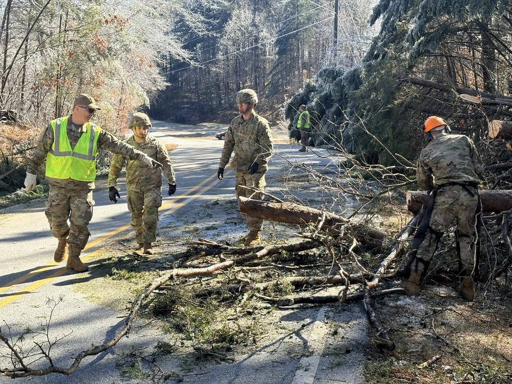 DVIDS - Images - Clearing the Way [Image 2 of 3]