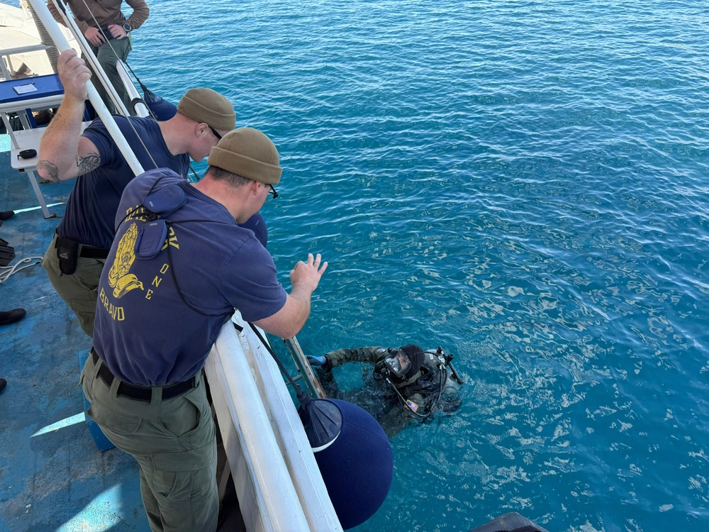 DVIDS - Images - Seabees Divers Reinforce Maritime Force Protection at ...