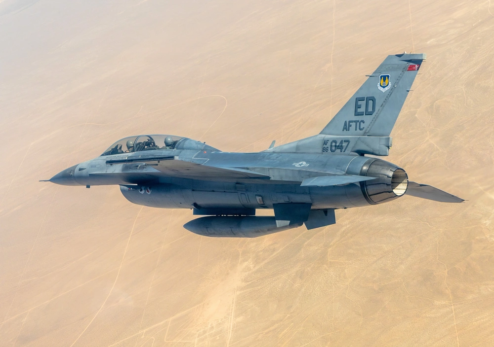 DVIDS - Images - Edwards F-16 returns from test support mission [Image ...