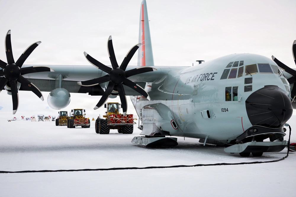 DVIDS - Images - Operation Deep Freeze 25/26 [Image 1 of 4]