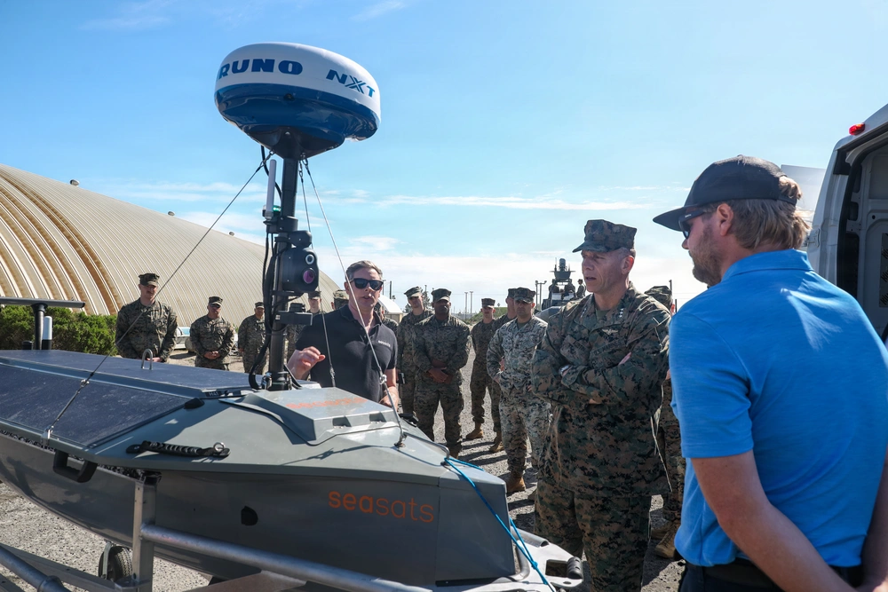 DVIDS - Images - Lt. Gen. Eric Austin visits U.S. Marines with 1st ...