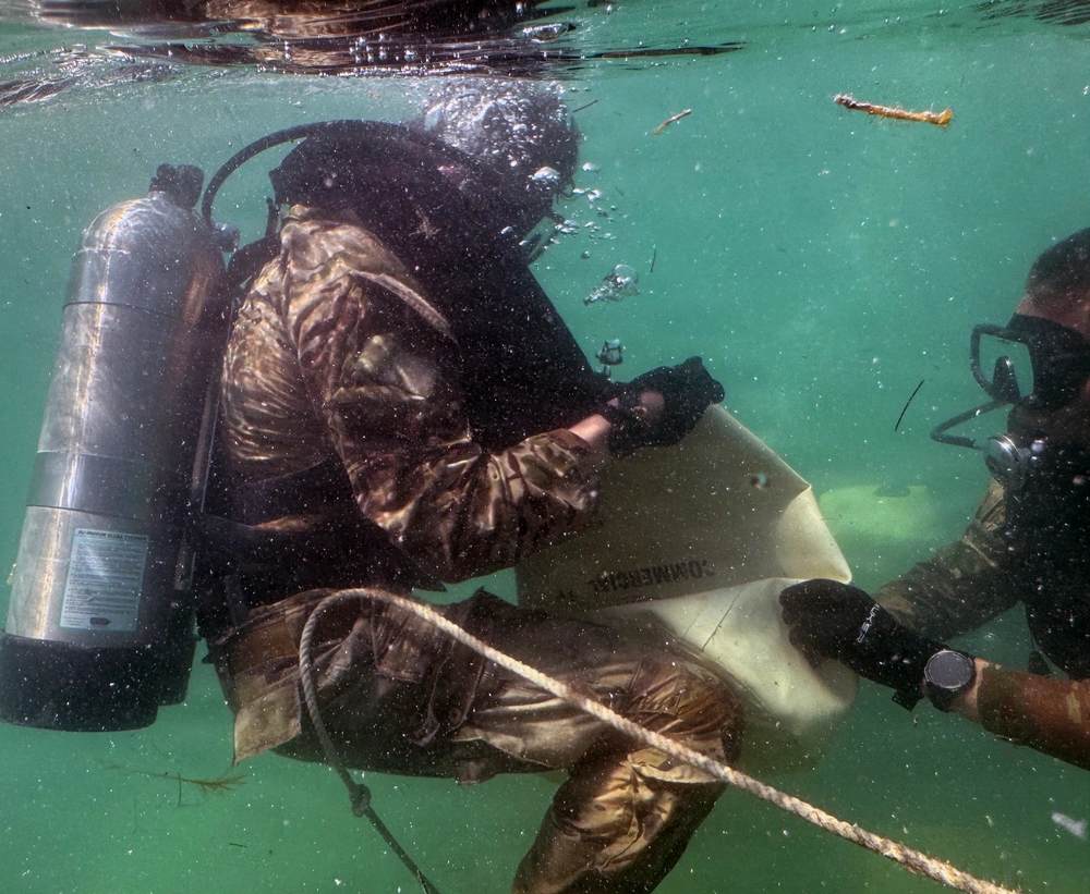 DVIDS - Images - Combat Diver Qualification Course Students Training ...