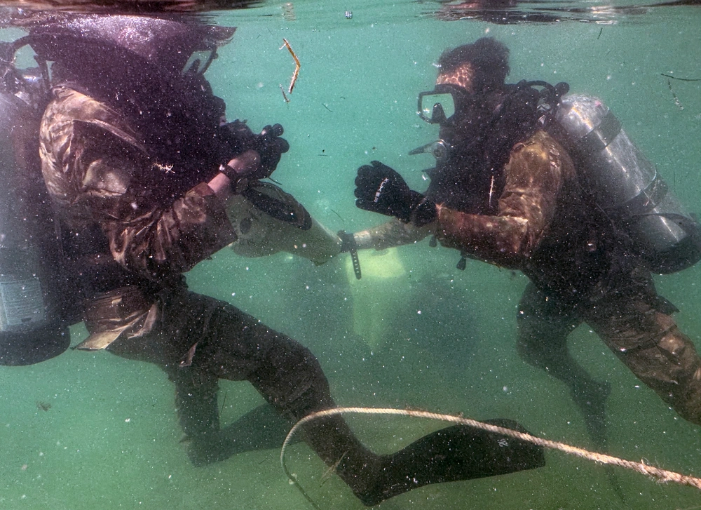 DVIDS - Images - Combat Diver Qualification Course Students Training ...