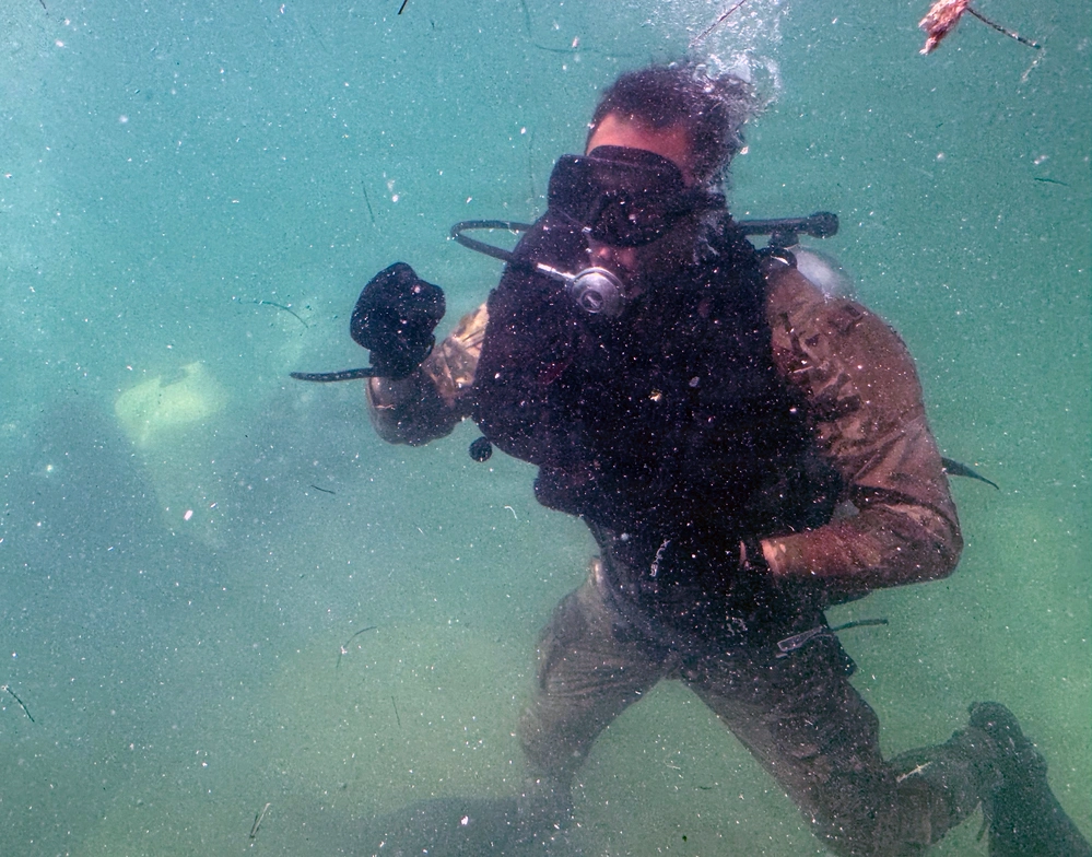 DVIDS - Images - Combat Diver Qualification Course Students Training ...