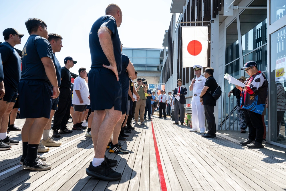 DVIDS - Images - Sailors from USS Howard (DDG 83) participate in a tug ...