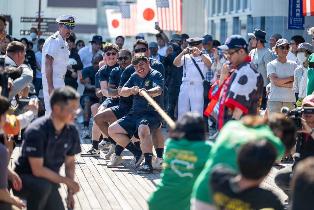 DVIDS - Images - Sailors from USS Howard (DDG 83) participate in a tug ...