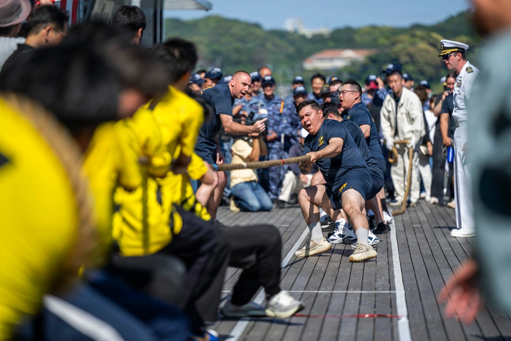 DVIDS - Images - Sailors from USS Howard (DDG 83) participate in a tug ...
