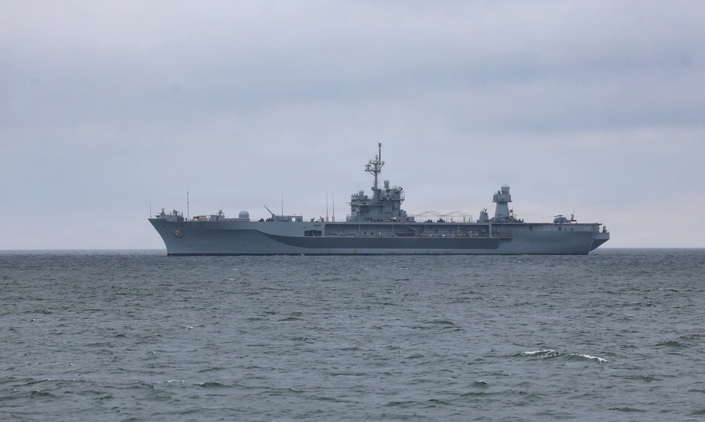 DVIDS - Images - USVDIV-32 and USS Mount Whitney (LCC 20) conduct a ...
